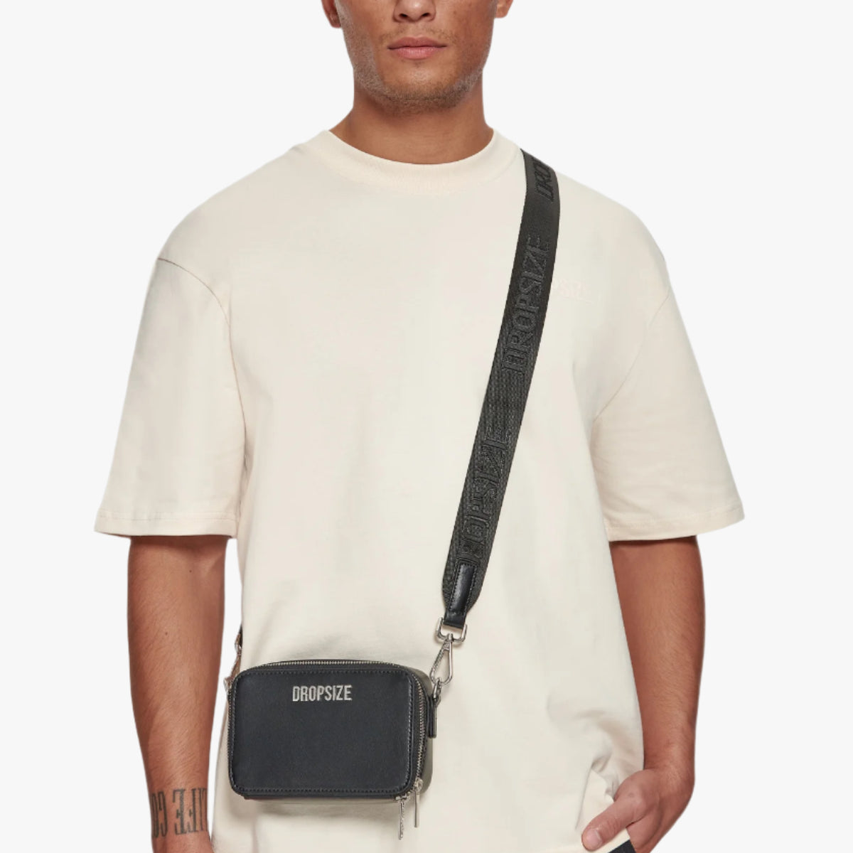 ESSENTIALS SHOULDER BAG SMALL BLACK – Dropsize